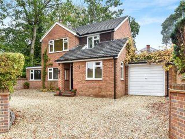 3 Bedrooms Detached house for sale in Wellington Road, Sandhurst, Berkshire GU47
