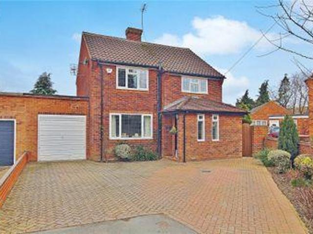 3 Bedrooms Detached house for sale in West End, Woking GU24