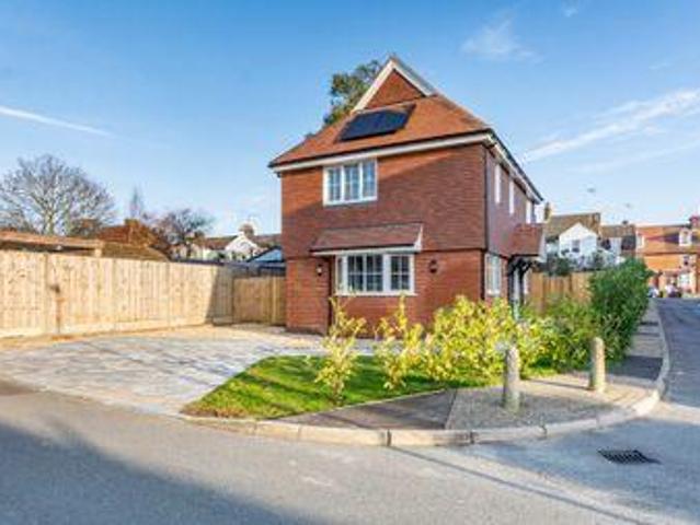 3 Bedrooms Detached house for sale in Woodview, Arundel BN18
