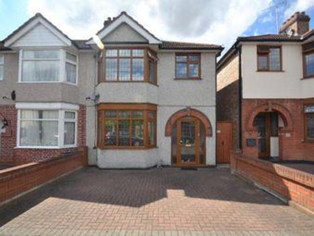 3 Bedrooms End terrace house for rent in Norman Close, Romford RM5