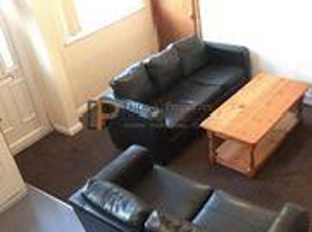 3 Bedrooms End terrace house for rent in Argie Road, Burley, Leeds LS4