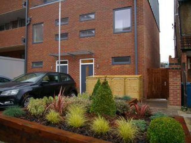 3 Bedrooms End terrace house for rent in Ladysmith Road, Harrow HA3