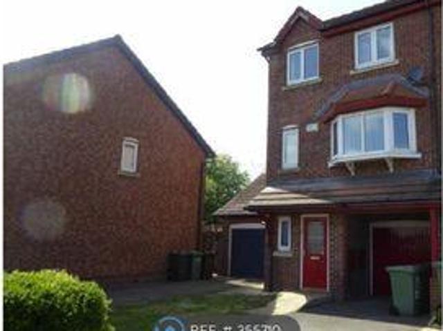 3 Bedrooms End terrace house for rent in Saxstead Rise, Leeds LS12