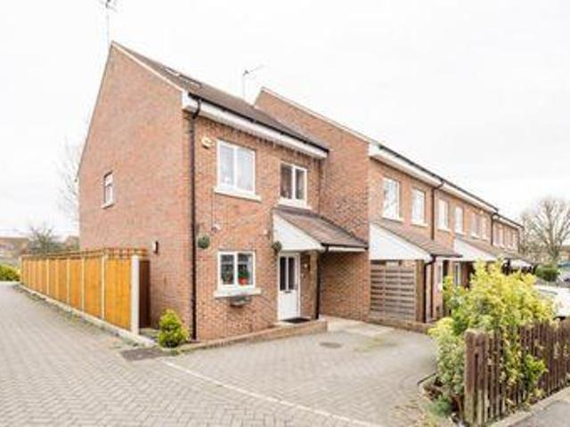 3 Bedrooms End terrace house for sale in North Hill Drive, Romford RM3