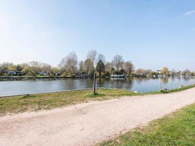 3 Bedrooms End terrace house for sale in Armstrong Close, Walton On Thames KT12