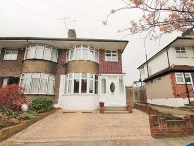 3 Bedrooms End terrace house for sale in Hanover Gardens, Ilford IG6