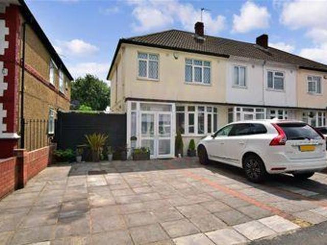 3 Bedrooms End terrace house for sale in Lechmere Approach, Woodford Green, Essex IG8