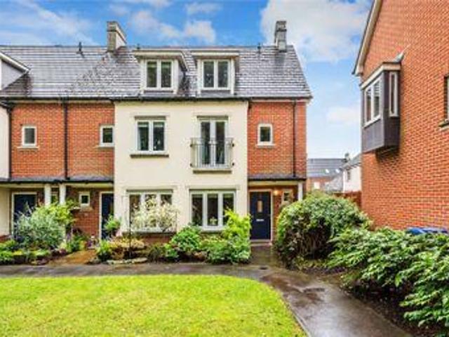 3 Bedrooms End terrace house for sale in Woking, Surrey GU22