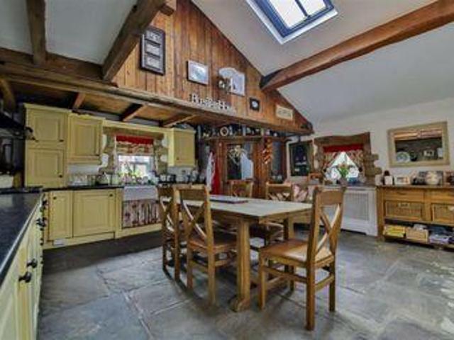 3 Bedrooms Farmhouse for sale in Standenhall Drive, Burnley, Lancashire BB10