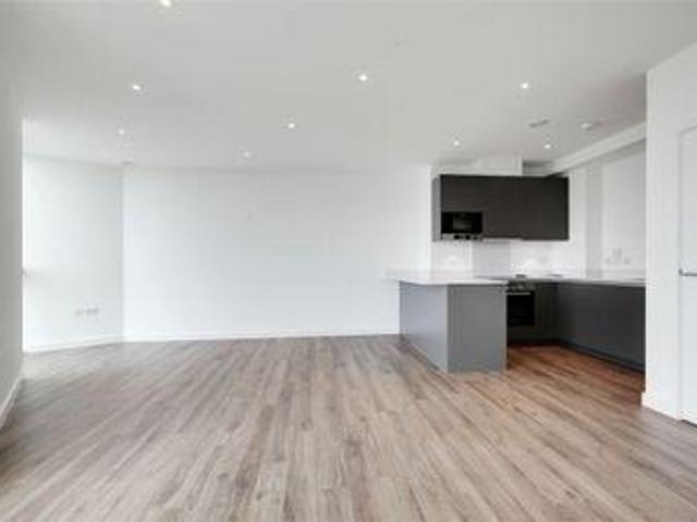 3 Bedrooms Flat for rent in 11 Saffron Central Square, Croydon, Surrey CR0