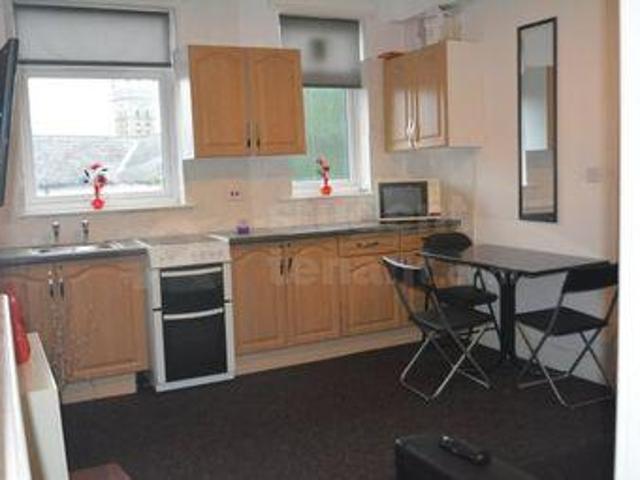 3 Bedrooms Flat for rent in 7 Travis Place, Broom Hall, Sheffield, South Yorkshire S10