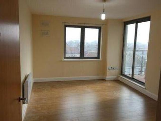 3 Bedrooms Flat for rent in 93 Clements Road, Ilford IG1