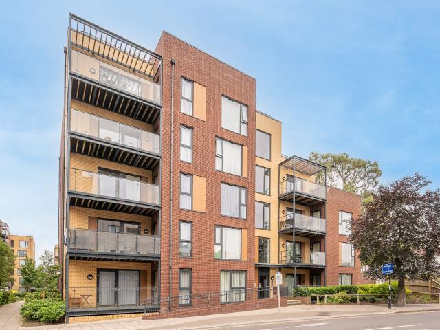 3 Bedrooms Flat for Rent in Colindale | Foxtons