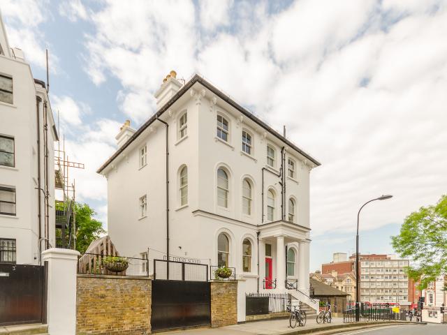 3 Bedrooms Flat for Rent in College Crescent | Foxtons
