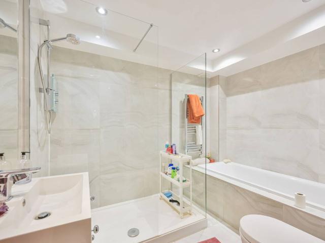3 Bedrooms Flat for Rent in Colney Hatch Lane, N10 | Foxtons