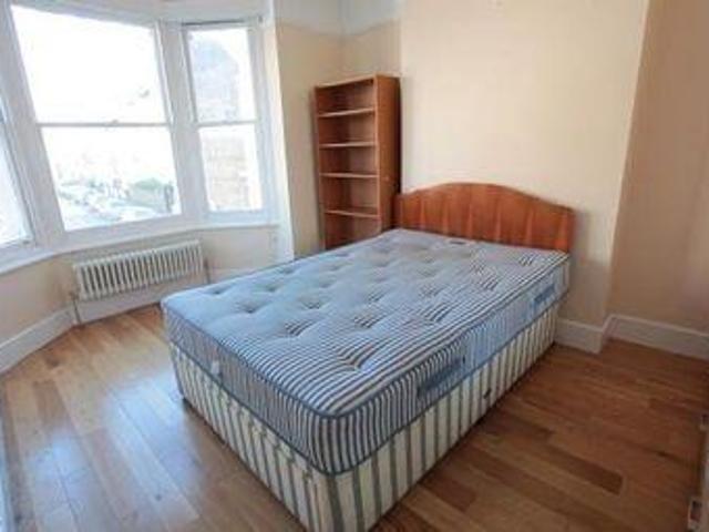 3 Bedrooms Flat for rent in Comyn Road, London SW11