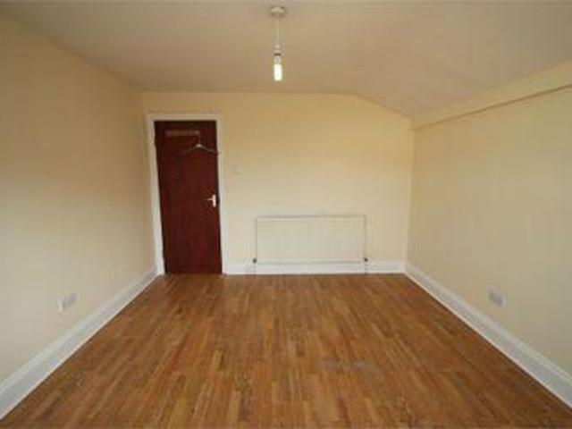 3 Bedrooms Flat for rent in Connaught Road, London E17