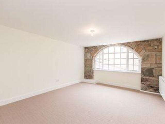 3 Bedrooms Flat for rent in Constitution Street, Edinburgh EH6
