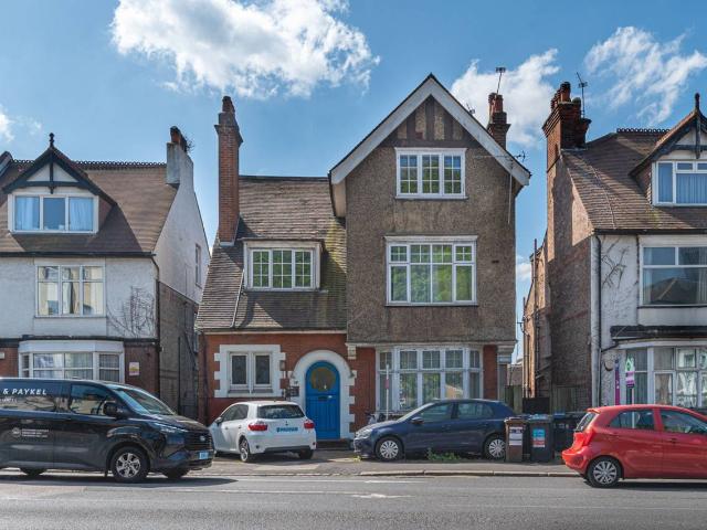 3 Bedrooms Flat for Rent in Coombe Road | Foxtons