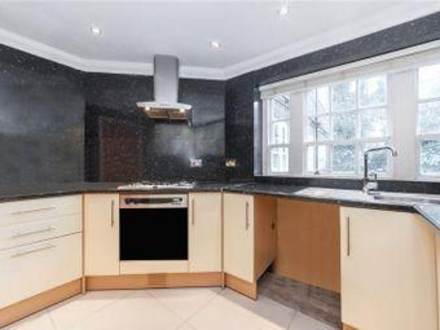 3 Bedrooms Flat for rent in Corringham Court, Corringham Road, London NW11
