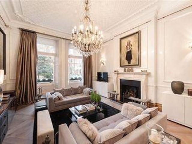3 Bedrooms Flat for rent in Cadogan Square, Knightsbridge, London SW1X