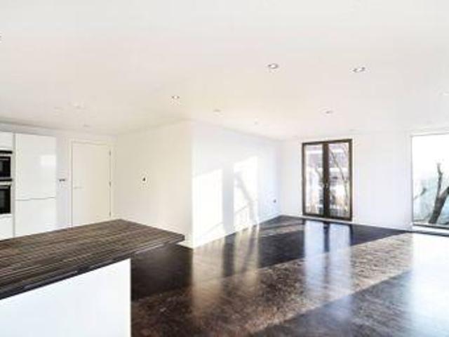 3 Bedrooms Flat for rent in Camden Road, Camden Town NW1