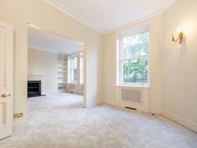 3 Bedrooms Flat for rent in Campden Hill Road, London W8