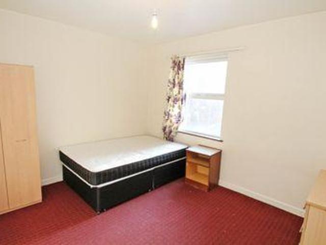 3 Bedrooms Flat for rent in Cardigan Road, Hyde Park, Leeds LS6