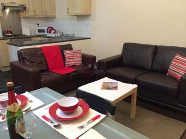 3 Bedrooms Flat for rent in Carlton Road, Salford, Manchester M6