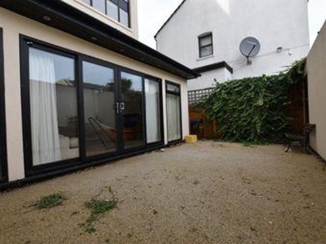 3 Bedrooms Flat for rent in Carnarvon Road, London E18