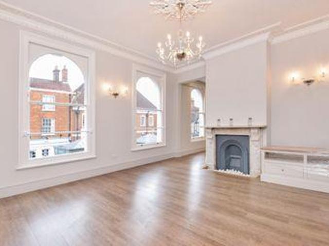 3 Bedrooms Flat for rent in Castle Street, Farnham GU9