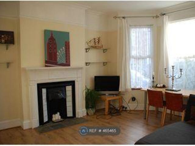 3 Bedrooms Flat for rent in Cedar Road, London NW2