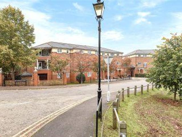 3 Bedrooms Flat for rent in Chaucer Close, Windsor, Berkshire SL4