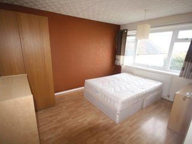 3 Bedrooms Flat for rent in Clarence Avenue, London SW4