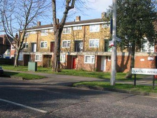3 Bedrooms Flat for rent in Clarence Avenue, London SW4