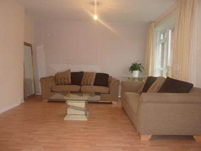 3 Bedrooms Flat for rent in Clarence Avenue, London SW4