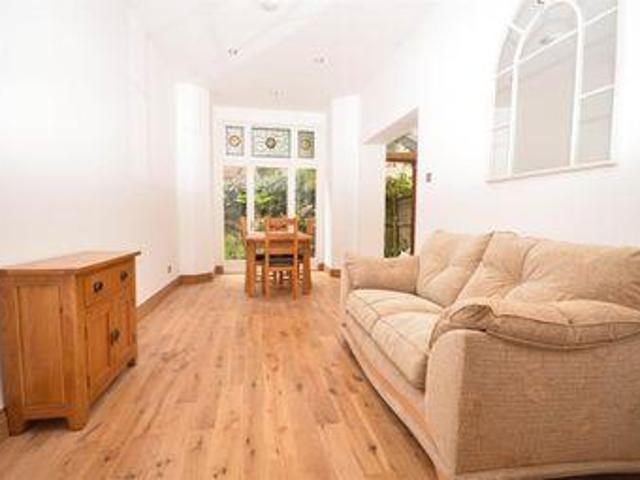 3 Bedrooms Flat for rent in Clissold Crescent, Stoke Newington, Newington Green N16