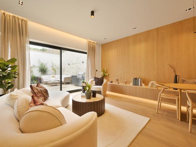 3 Bedrooms Flat for Rent in Creswick Road, W3 | Foxtons