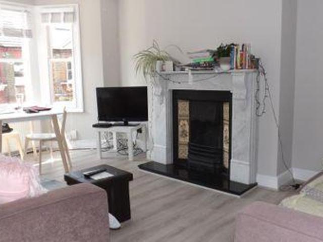 3 Bedrooms Flat for rent in Crewdson Road, London SW9