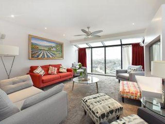 3 Bedrooms Flat for rent in Cromwell Road, South Kensington SW7