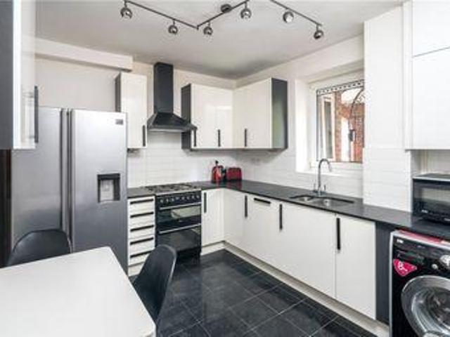 3 Bedrooms Flat for rent in Alton House, Bromley High Street, London E3