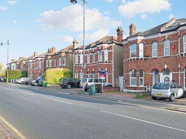 3 Bedrooms Flat for rent in Alexandra Road, London SW19