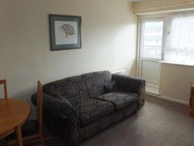 3 Bedrooms Flat for rent in Appleton Close, Eastend Park, Leeds LS9