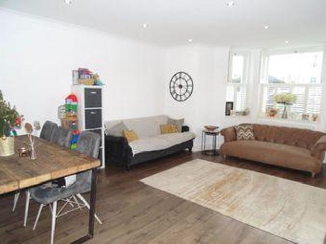 3 Bedrooms Flat for rent in Aveue Elmers, Surbiton KT6