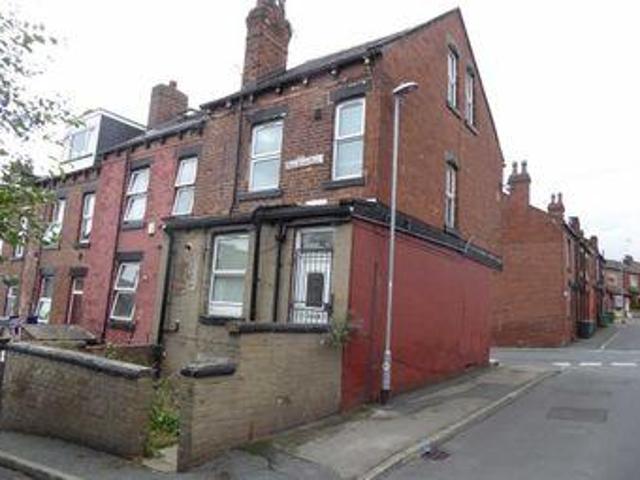 3 Bedrooms Flat for rent in Aviary Road, Leeds, West Yorkshire LS12