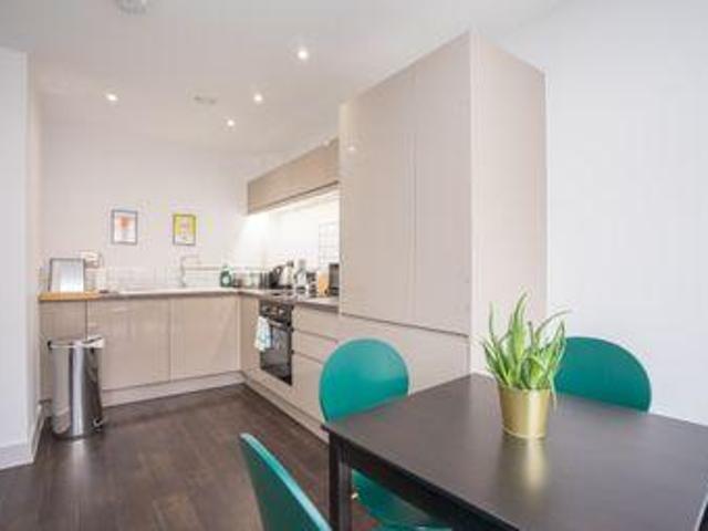 3 Bedrooms Flat for rent in Botsford Road, London SW20