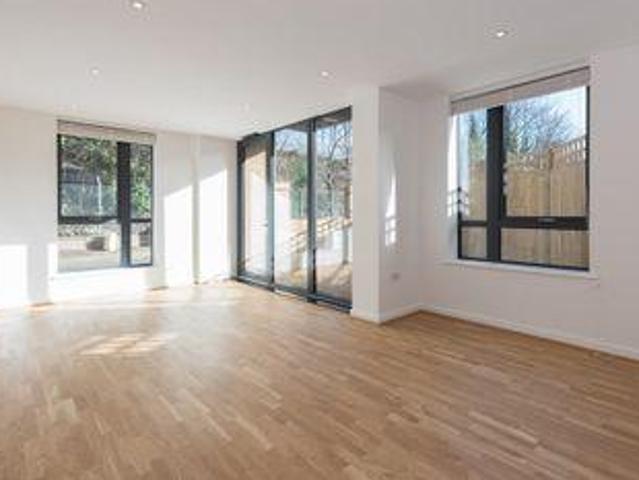 3 Bedrooms Flat for rent in Boundaries Road, London SW12