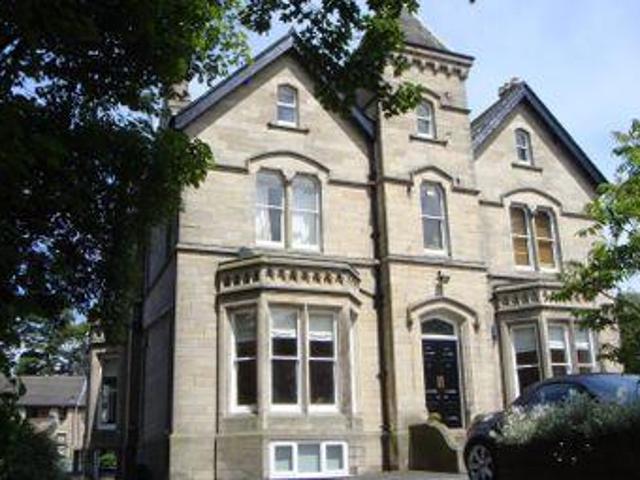 3 Bedrooms Flat for rent in Bolton Grange, Yeadon, Leeds LS19