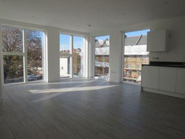 3 Bedrooms Flat for rent in Battersea Park Road, Battersea SW11