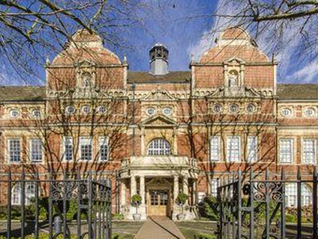 3 Bedrooms Flat for rent in Battersea Park Road, London SW11